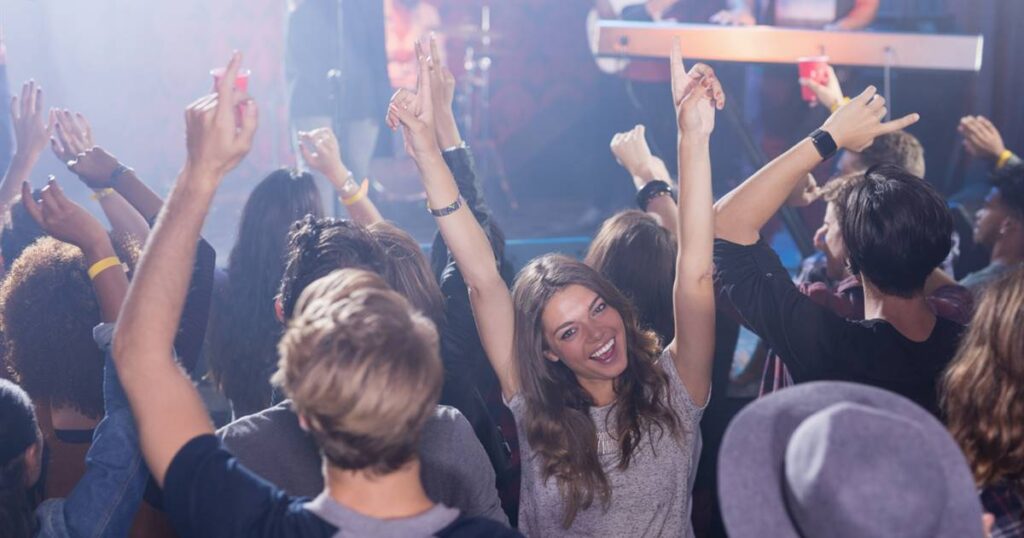 Salir de fiesta y bailar: una forma de terapia | Activa tu Cerebro